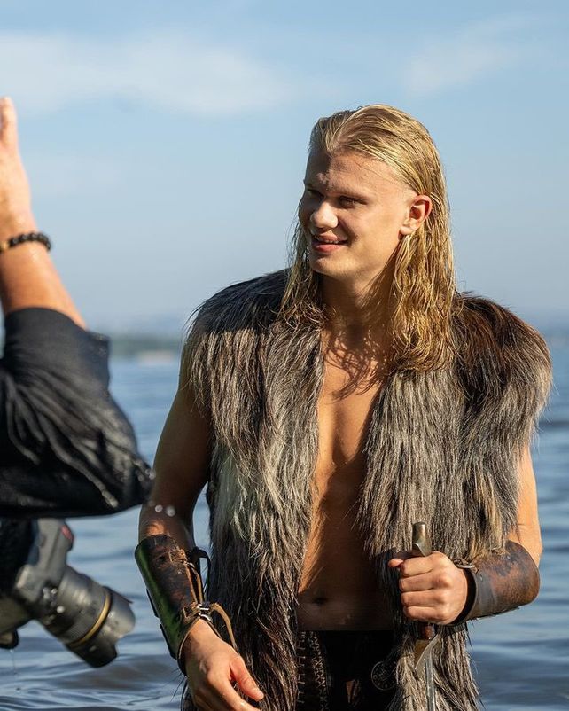 Erling Haaland se vistió de vikingo para una producción de fotos con fines benéficos