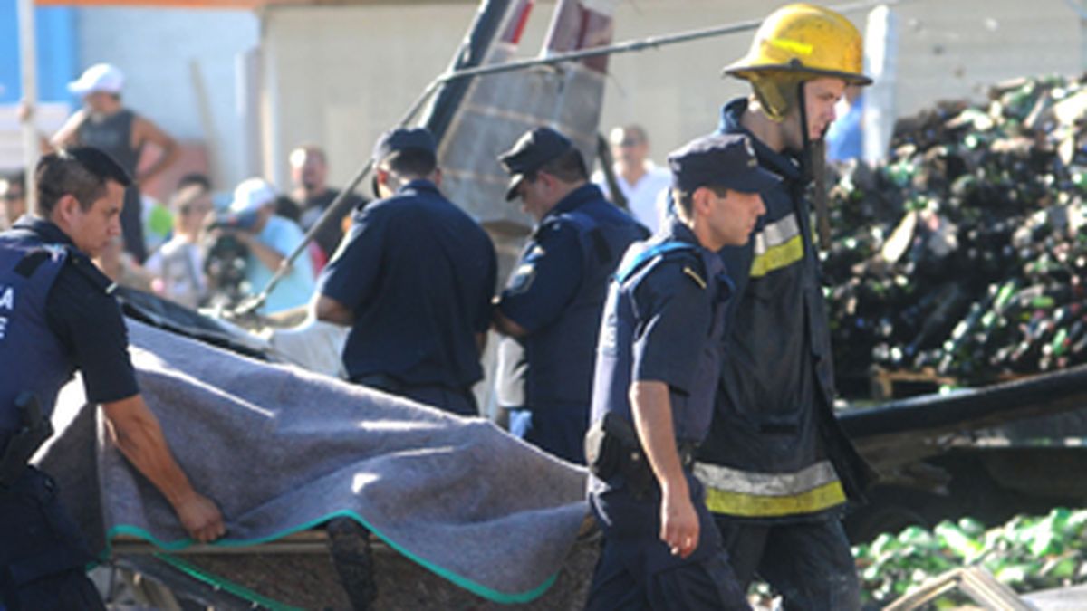 Una avioneta cayó sobre dos camiones en Panamericana: hay dos muertos