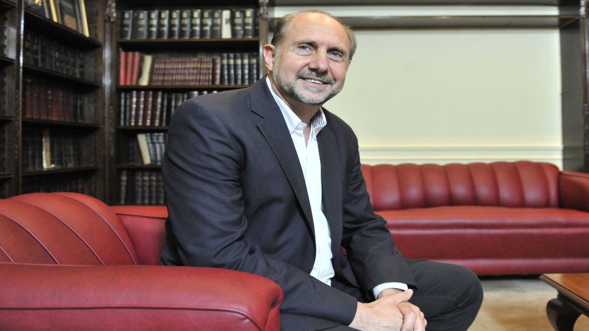 Perotti decidió iniciar su gestión con doce ministerios