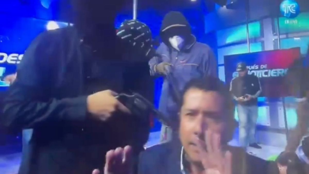 Videos: encapuchados tomaron un canal de televisión de Ecuador y ... Videos: encapuchados tomaron un canal de televisión de Ecuador y ...