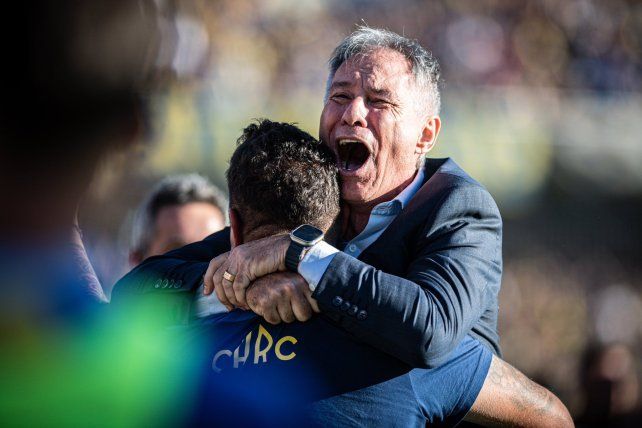Central: el festejo loco de Ariel Holan en el gol de la victoria ante Vélez