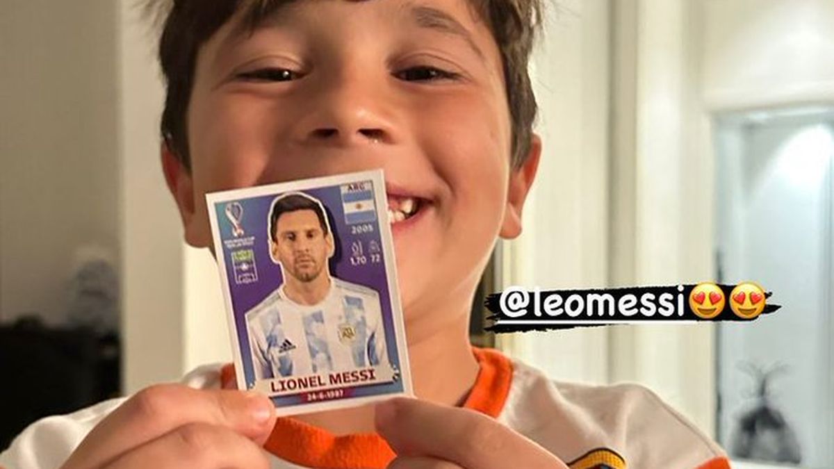 Mateo Messi consiguió la figurita de Lionel Messi para su album