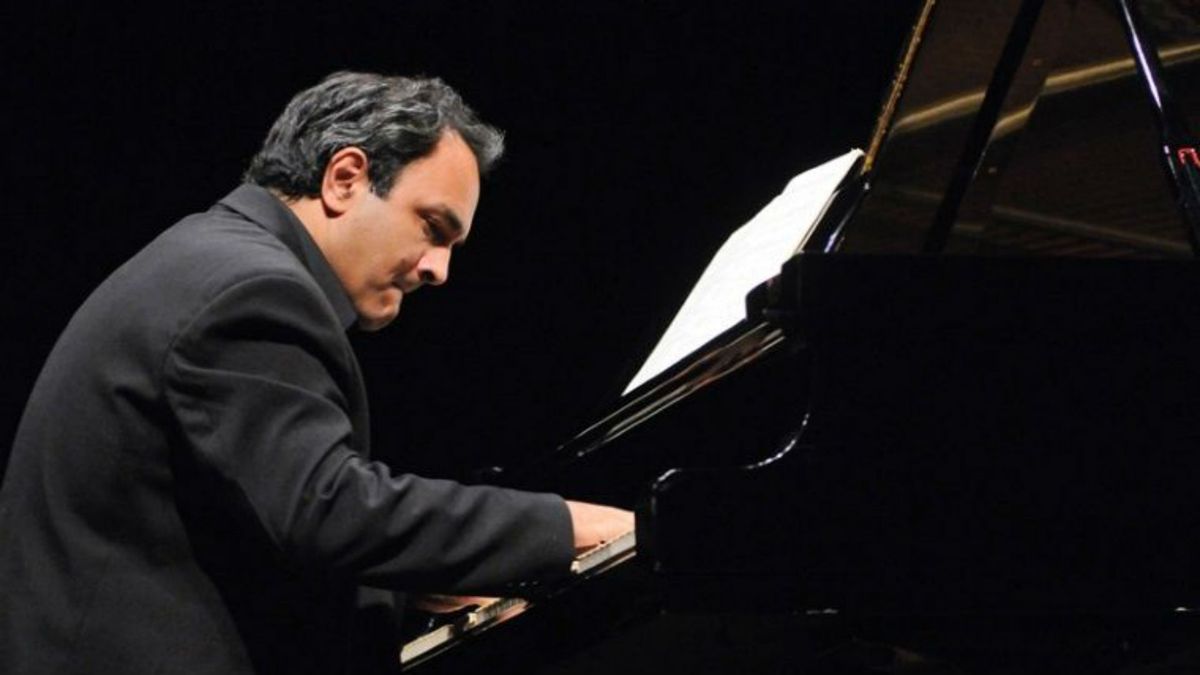 Alexander Panizza llega cargado de romanticismo