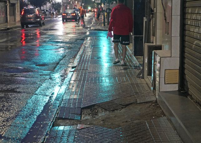 Las nuevas veredas de las calles Maipú y Laprida también duraron muy poco
