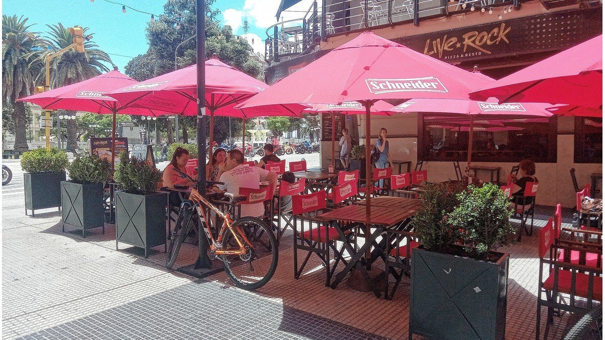 Comer afuera cuesta como mínimo 6.000 pesos por persona