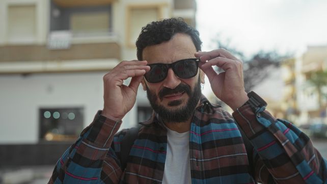 Por qué los ojos sufren tanto con el sol y cómo protegerlos