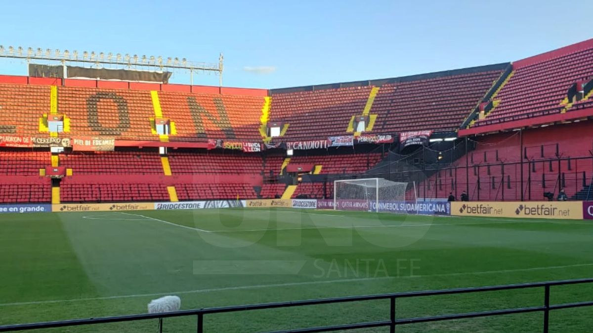 El campo de juego del estadio de Colón luce mejor que nunca