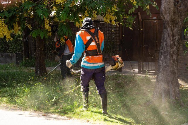 El municipio intensifica las tareas de desmalezado en los barrios