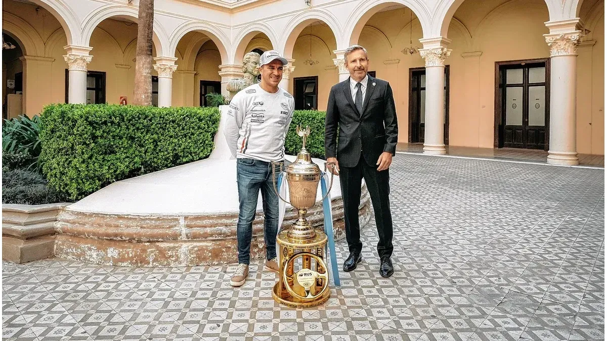 Rogelio Frigerio recibió la Copa de Oro en Casa de Gobierno