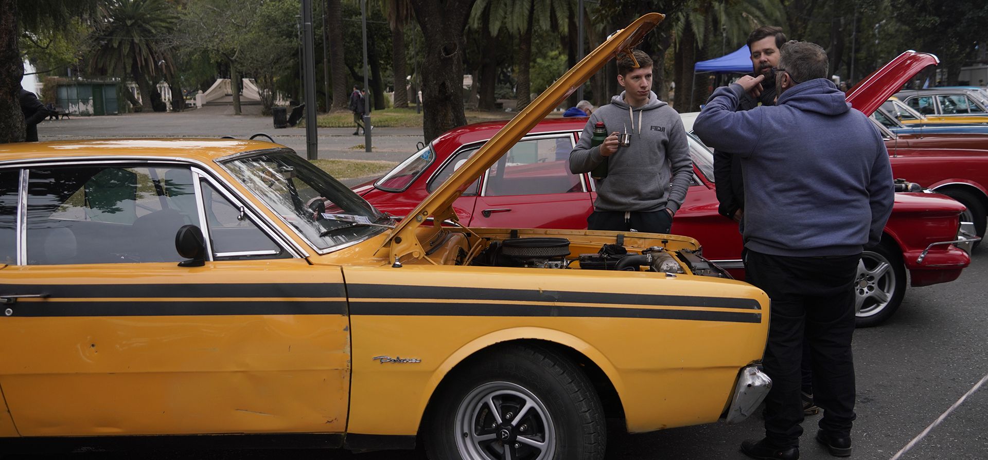 Exposición de autos clásicos en el Parque Independencia