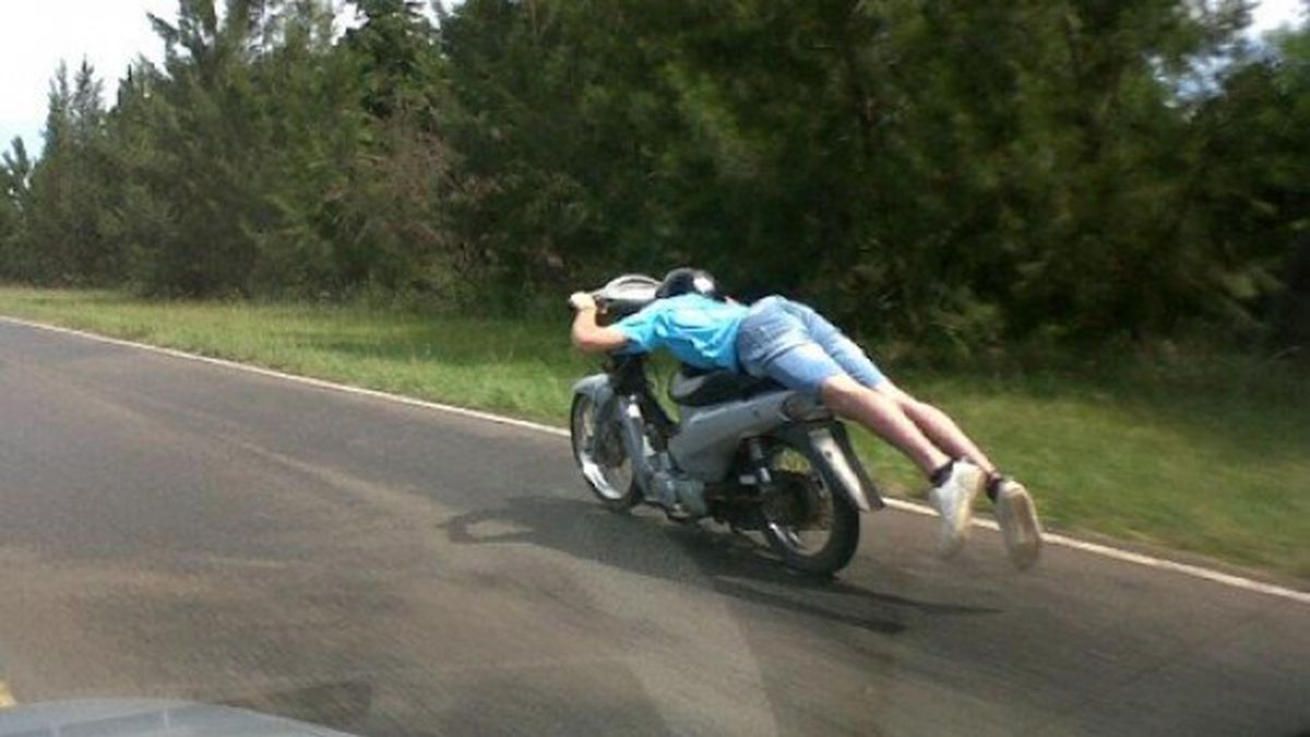 Los “Superman en moto”, práctica riesgosa en Villa del Rosario