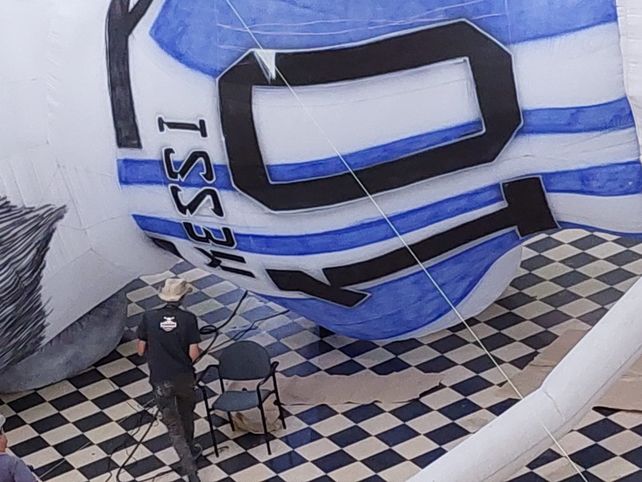 Inflable enorme de Messi, que busca la firma del 10 en Rosario