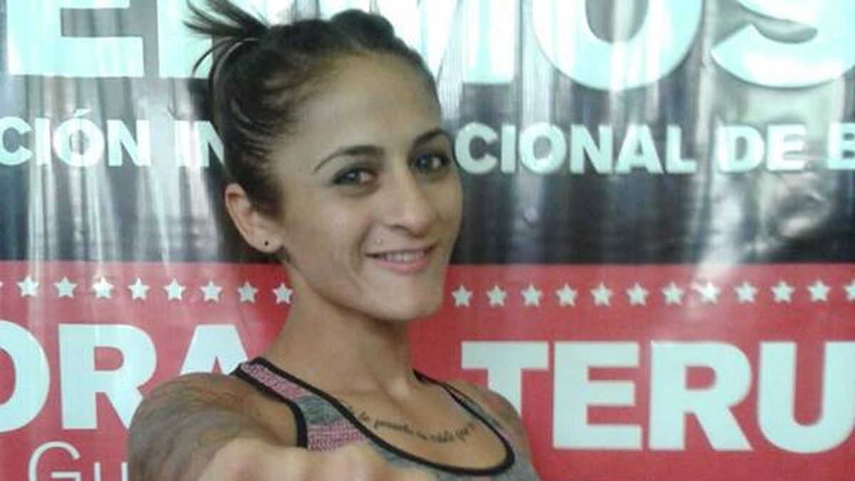 Débora Dionicius expone el cetro mundial Súper Mosca en Cutral Có