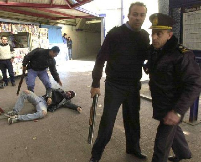 Escracharon a Duhalde por los asesinatos de Kosteki y Santillán en 2002