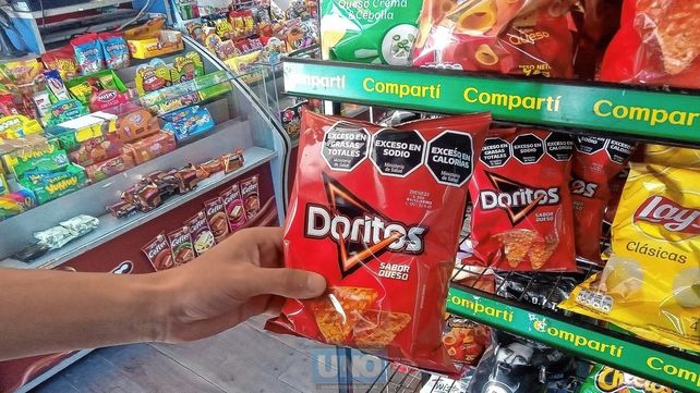 Productos con etiquetado frontal se ven en las góndolas