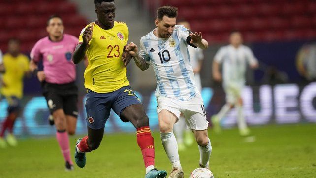Todas las fotos de la gran noche de Messi y Dibu Martínez con la selección
