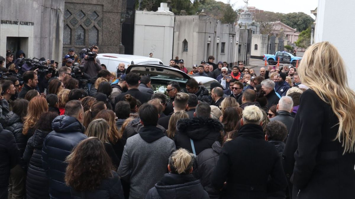 Tras un velatorio íntimo, despidieron a Silvina Luna en el Cementerio ...