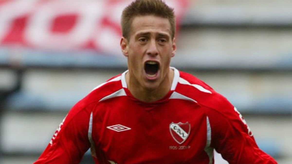 Germán Denis, el delantero que busca el Rojo