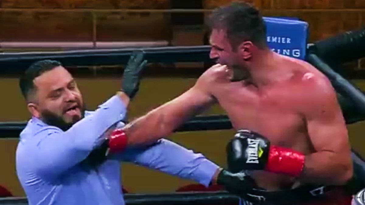 Un boxeador perdió la pelea y descargó su furia contra el árbitro