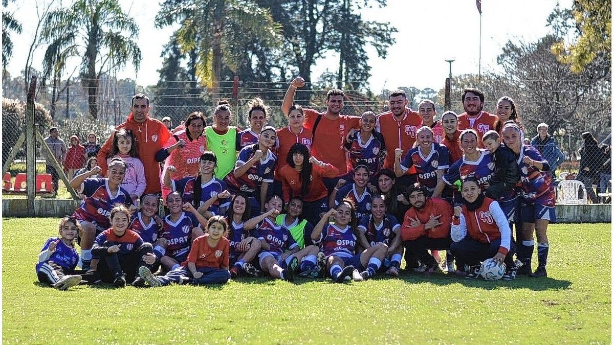 Unión aplastó a Deportivo Merlo y sigue arriba en Primera B
