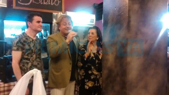 El bizarro recital de Martha Fort en una parrilla de Parque Patricios