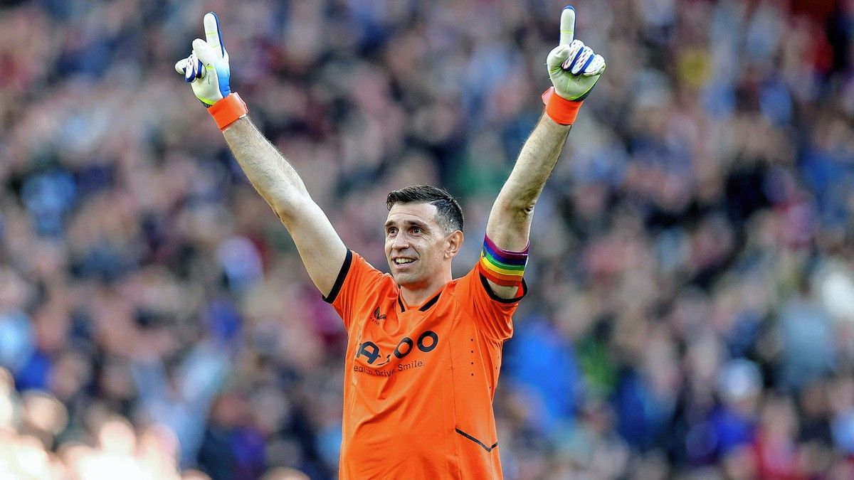 Dibu Martínez ya tiene la Copa del mundo en su piel