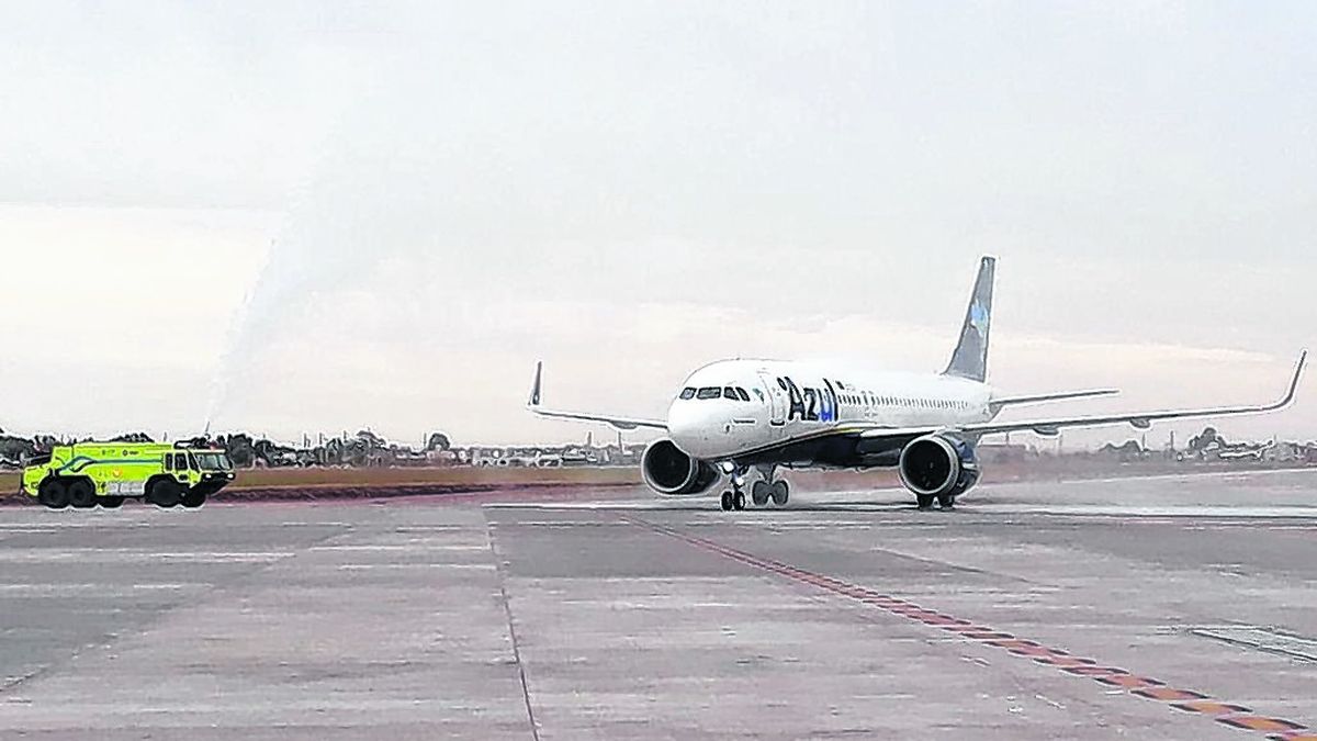 Azul inauguró en el aeropuerto local su vuelo semanal al nordeste brasileño