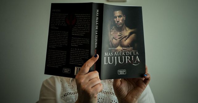 Presentan la segunda novela de una trilogía erótica escrita por una ...