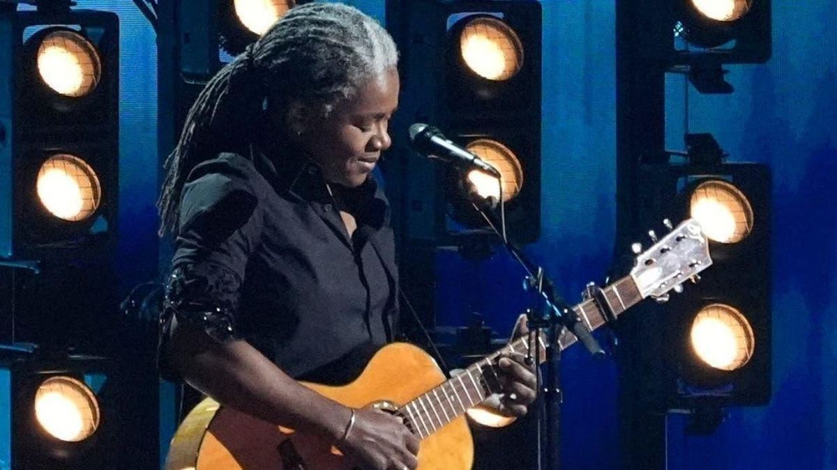 Tracy Chapman reapareció en los Grammy y emocionó al cantar su hit Fast Car