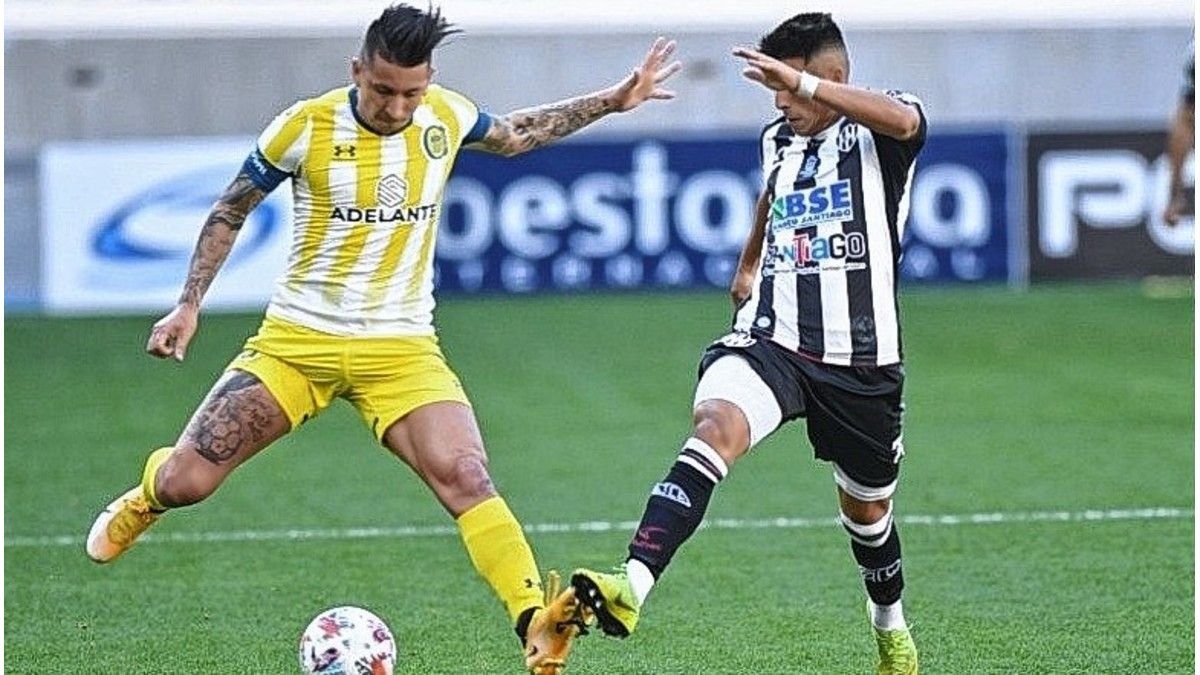 Damián Martínez comenzó a calentar el partido ante Colón