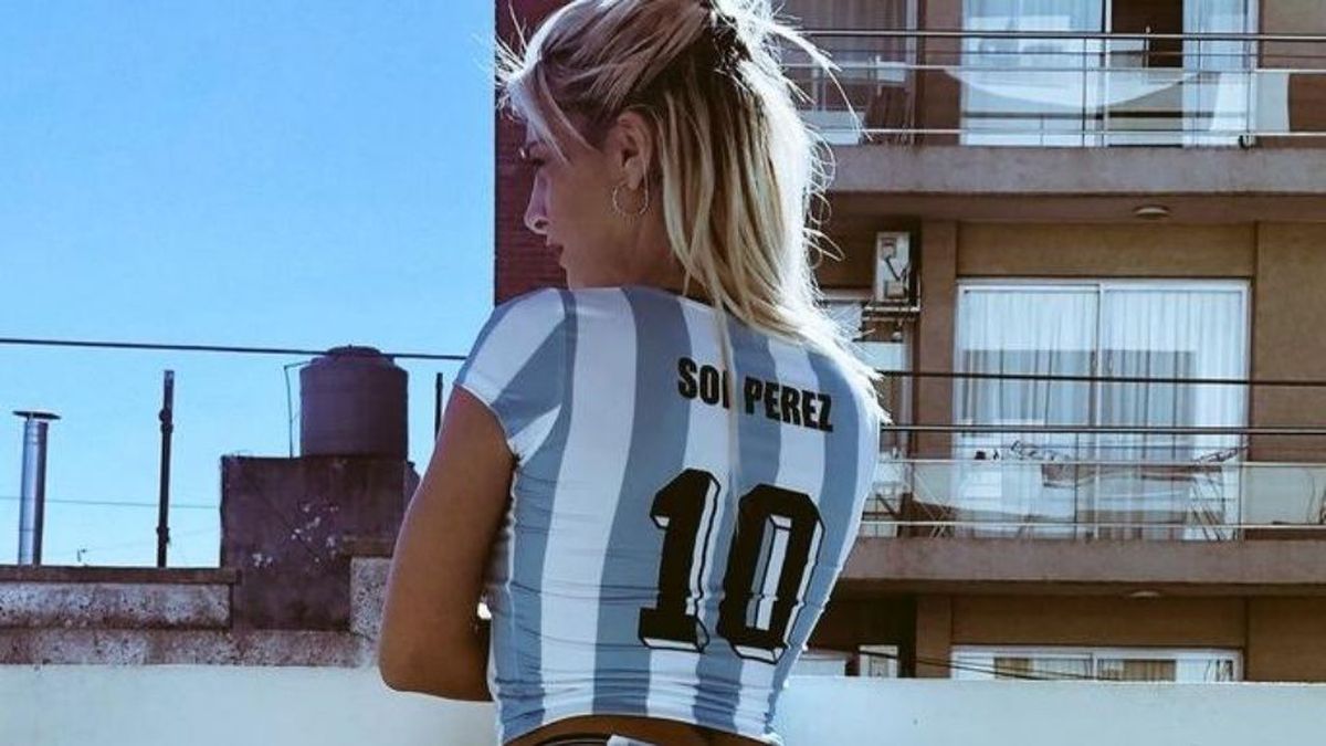 Sol Pérez alentó en tanga a la Selección
