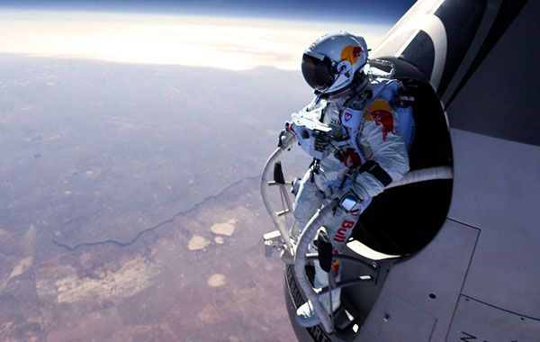 Red Bull publica un video inédito del salto desde la estratósfera