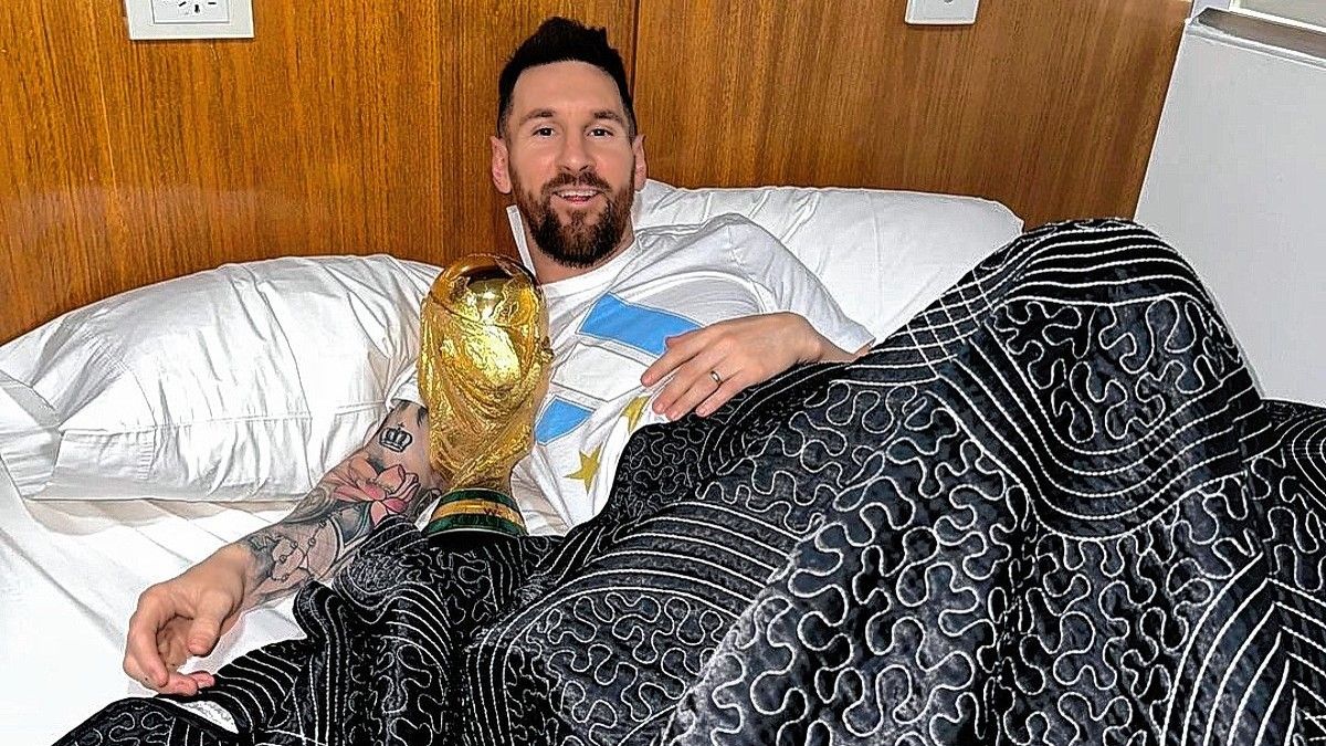 Lionel Messi amaneció abrazado a la Copa del Mundo