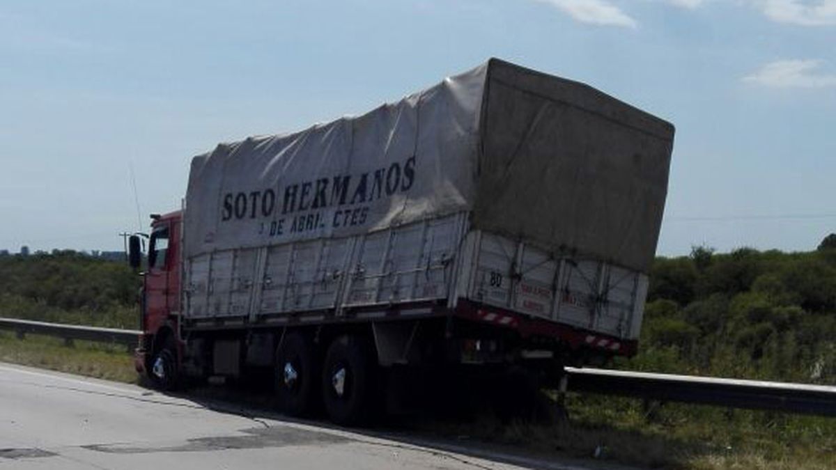 Dos vehículos volcaron sus trailers en la ruta 14