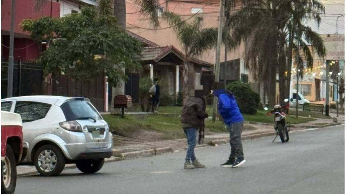 Una joven está grave tras ser atropellada por un auto que se movió sin ...