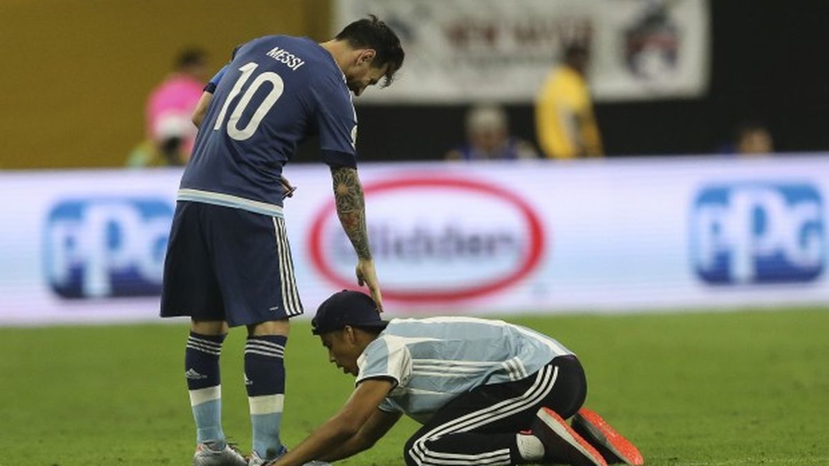 Las imágenes que la televisión no mostró cuando un fanático se ...