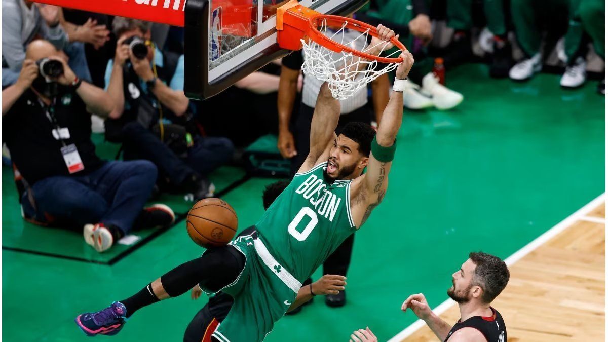 Boston volvió a vencer a Miami y quedó a un triunfo de igualar la serie final del Este