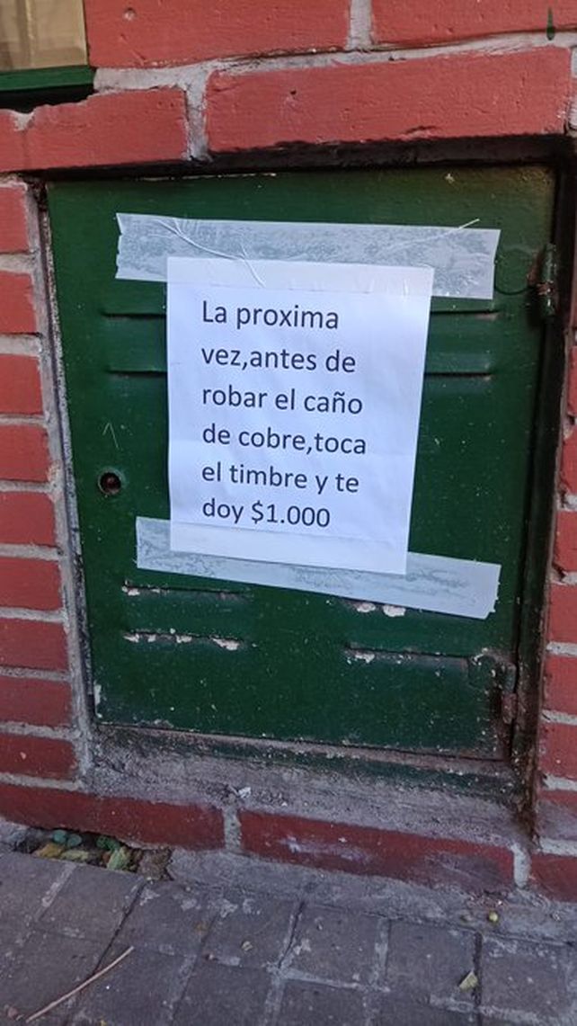 Un vecino ofrece dinero a los ladrones para evitar robo de picaportes y ...