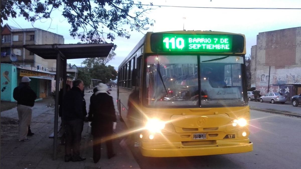 Segundo asalto en el día a un colectivo de la línea 110 en barrio Triángulo