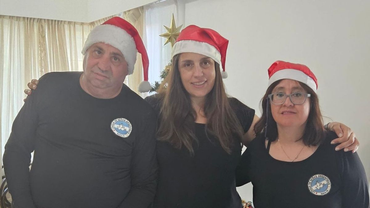 Es sordomudo y como Papá Noel reparte juguetes a los niños de Roldán ...