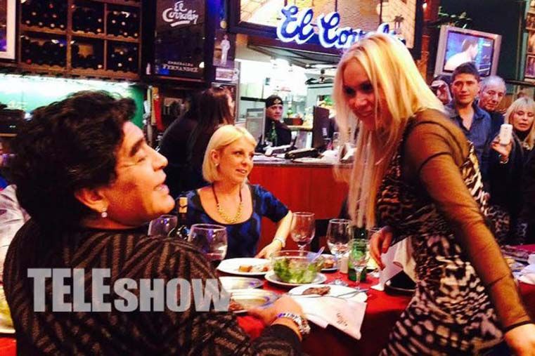 Diego Maradona y Verónica Ojeda se mostraron juntos en un restaurante