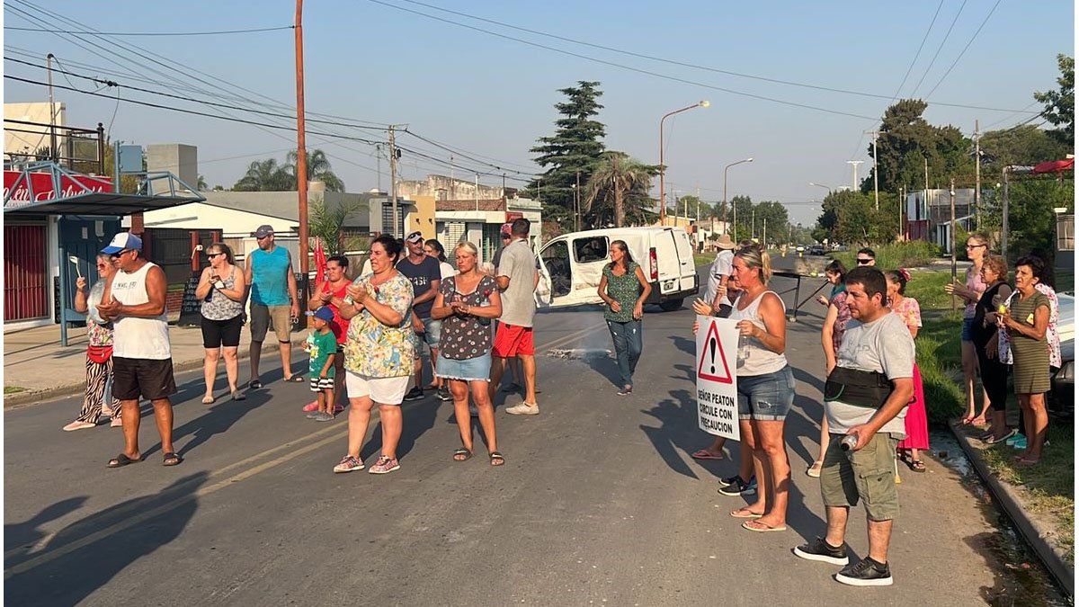 Vecinos protestan en reclamo de un semáforo tras el choque