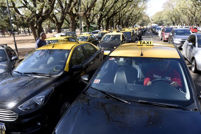 Taxis: piden prorrogar un año la renovación de licencias y bajar el canon