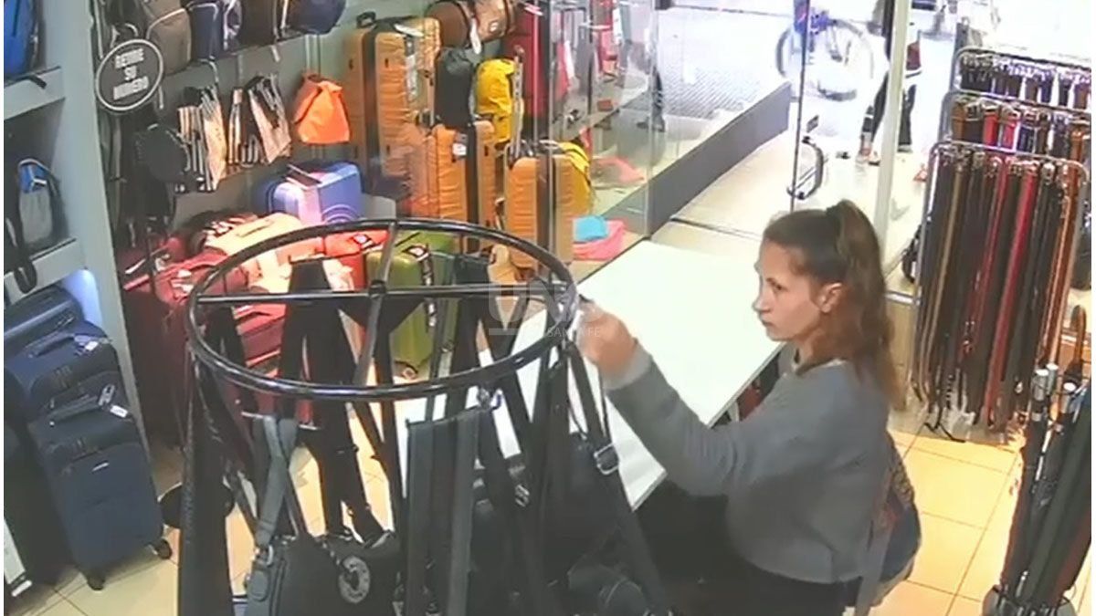 Así se llevaba un botín de $80.000 una mechera de un local en plena ...