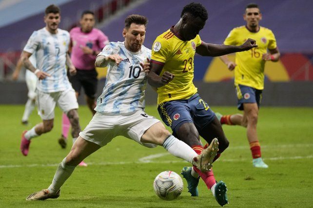 Todas las fotos de la gran noche de Messi y Dibu Martínez con la selección