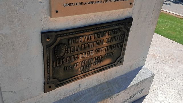 Pintaron una cruz esvástica en una placa de bronce en la Plaza 25 de Mayo