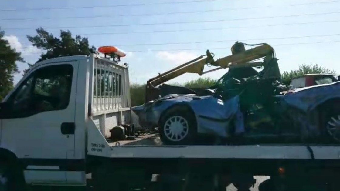 El auto aplastado por el camión quedó como si hubiera sido triturado en ...