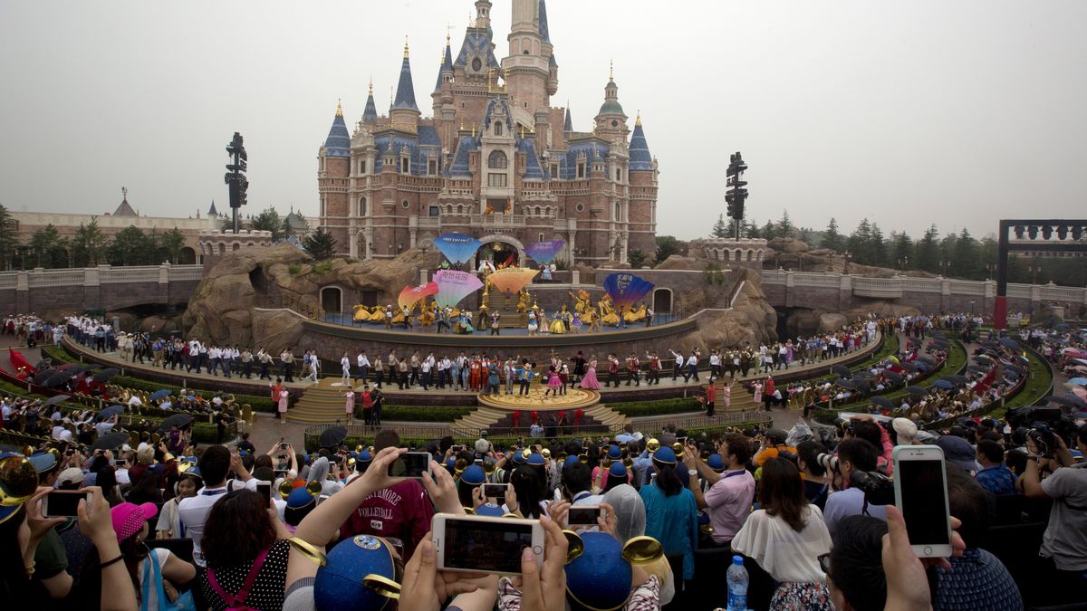 Disney inauguró su mayor parque temático en China continental