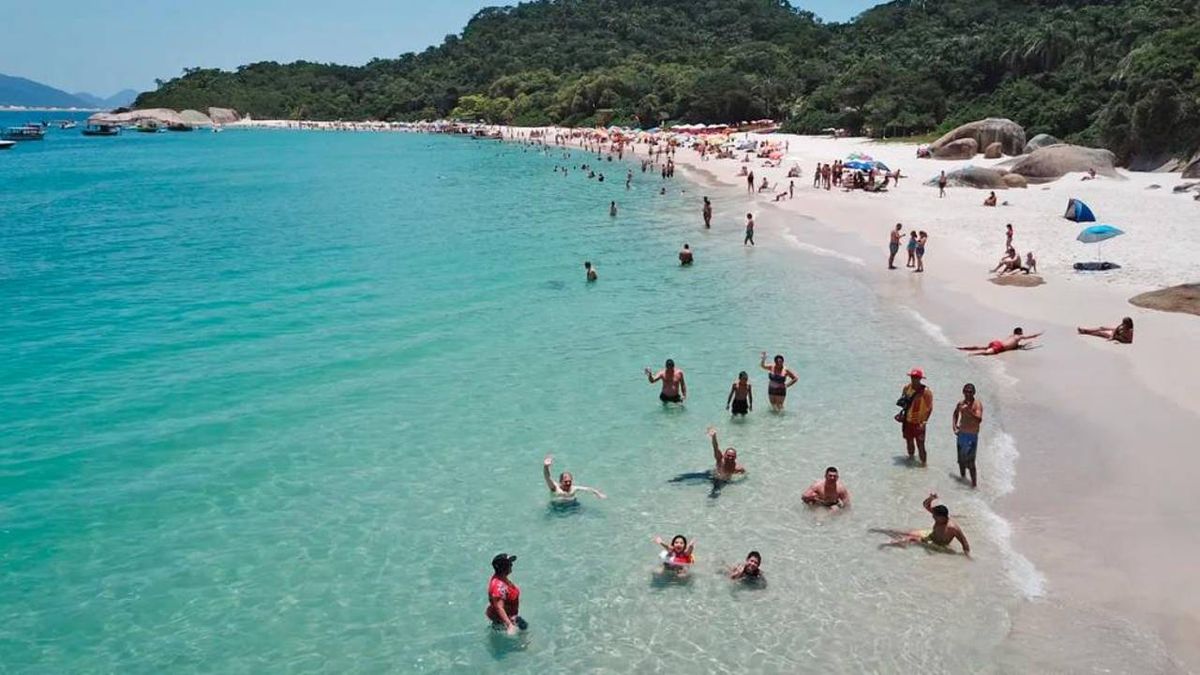 Alerta a turistas por un brote en playas de Florianópolis