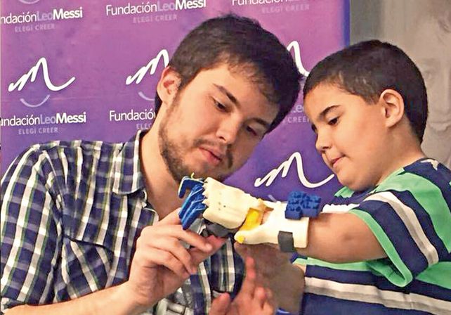 Gino, un joven inventor que regala prótesis impresas en 3D
